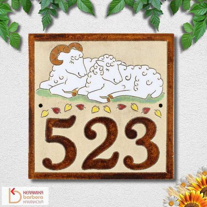 Keramické domovní číslo popisné orientační na fasádu zeď s beránkem a ...