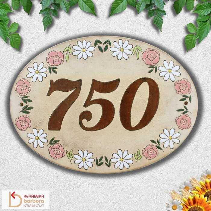 Keramické domovní číslo popisné orientační na fasádu zeď s růžemi a ...