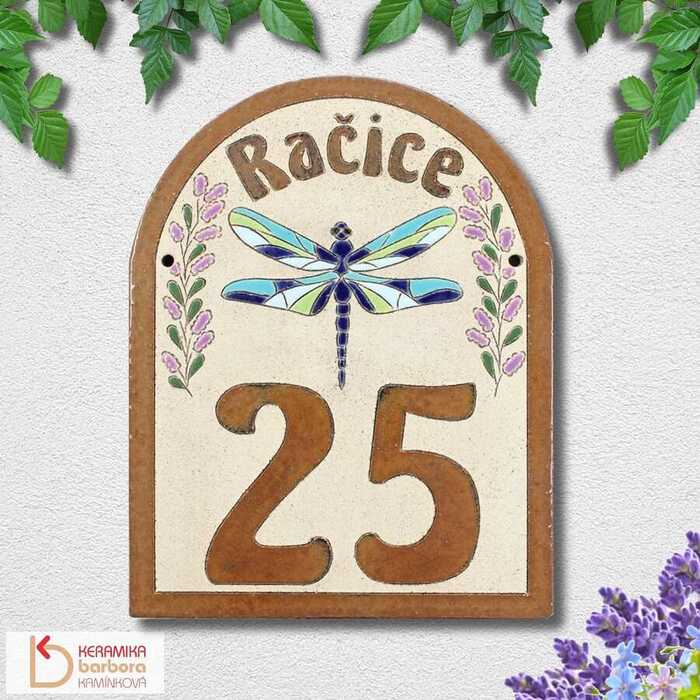 Keramické domovní číslo popisné orientační na fasádu zeď s vážkou a ...