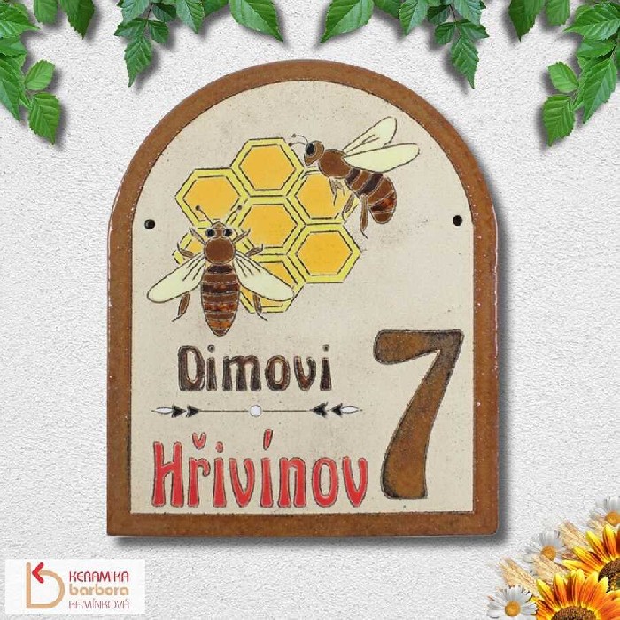 Keramické domovní číslo popisné orientační na fasádu zeď se včelami a ...