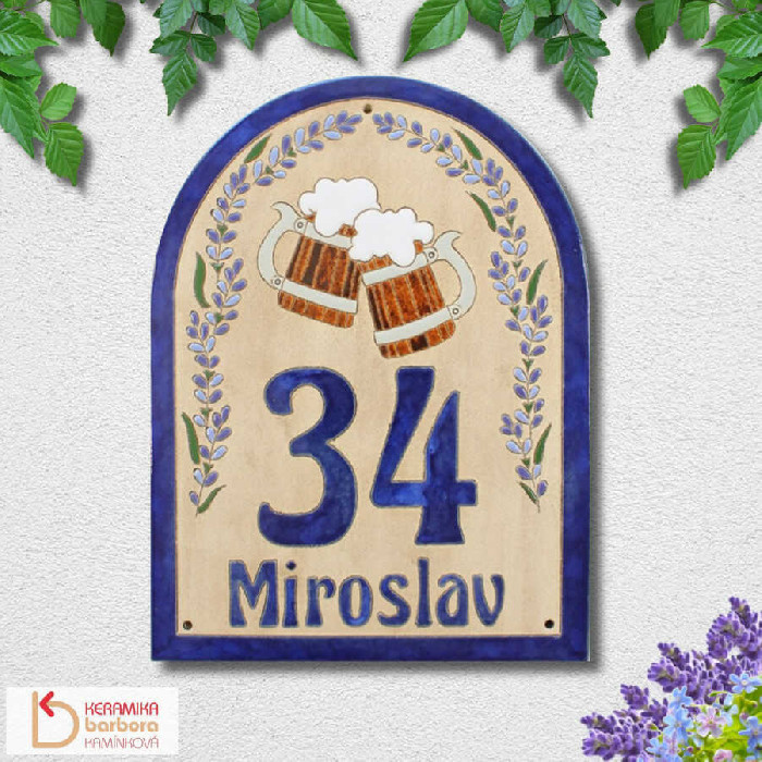 Keramické domovní číslo popisné orientační na fasádu zeď s korbeli piva ...