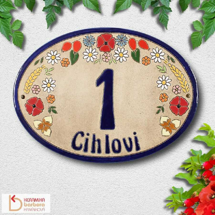 Keramické domovní číslo popisné orientační na fasádu zeď s vlčími máky ...