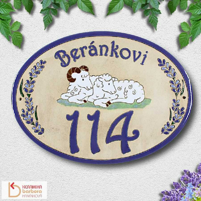 Keramické domovní číslo popisné orientační na fasádu zeď s beránkem ...