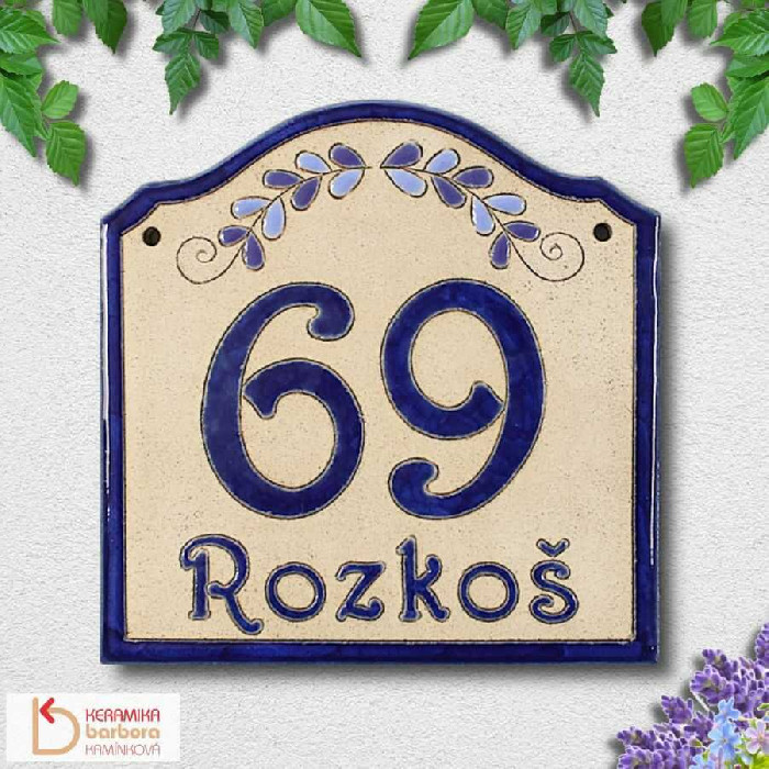 Keramické domovní číslo popisné orientační na fasádu zeď s jednoduchou ...