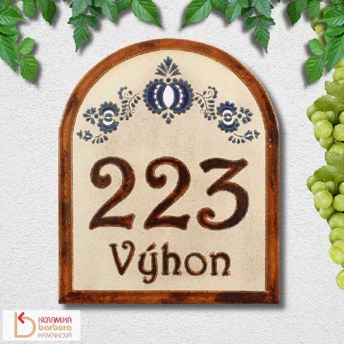 Keramické domovní číslo popisné orientační na fasádu zeď s moravským ...