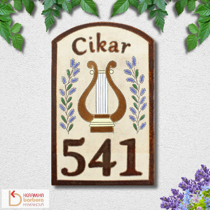 Keramické domovní číslo popisné orientační na fasádu zeď s lyrou a ...