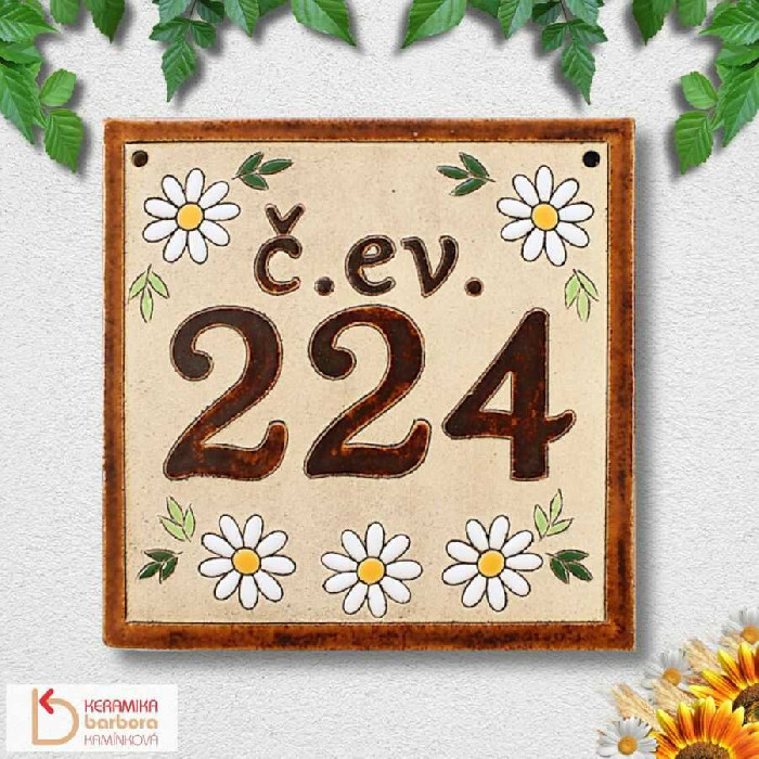 Keramické domovní číslo popisné orientační na fasádu zeď s jednoduchými ...