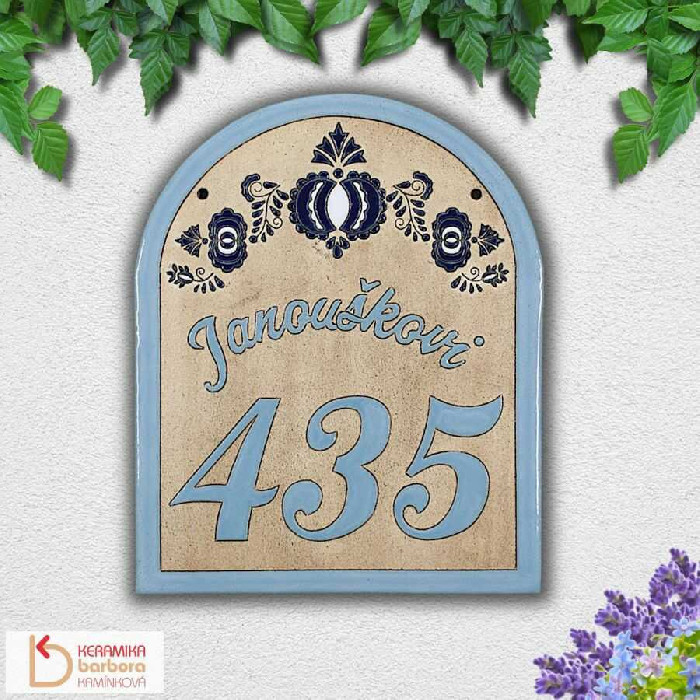 Keramické domovní číslo popisné orientační na fasádu zeď s moravským ...